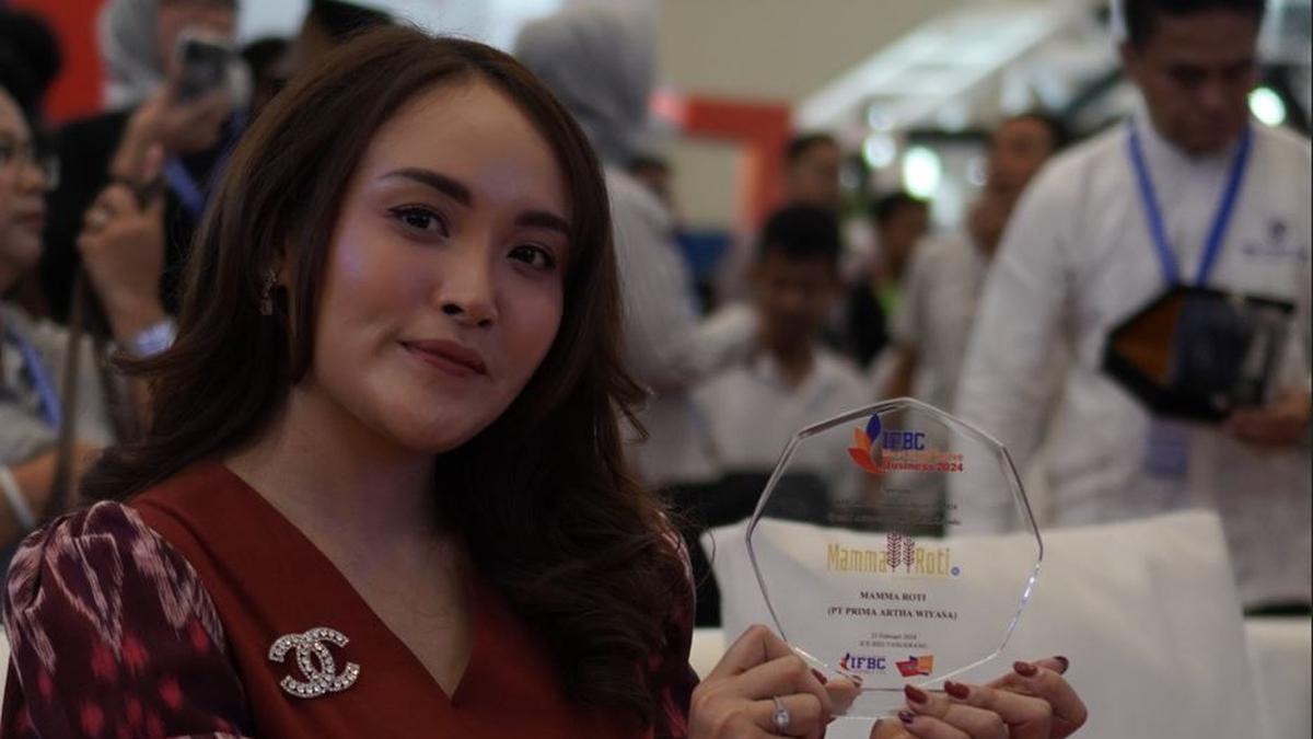 Presenter Berita Prima Alvernia Terima Penghargaan Most Expansive ...