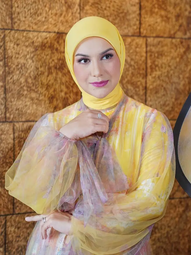 6 Inspirasi Gaya Hijab Irish Bella yang Kini Punya Suami Baru, Kasual ...