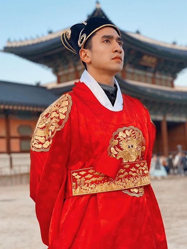 6 Potret Verrell Bramasta Liburan di Korea, Tampan Pakai Baju Kerajaan ...