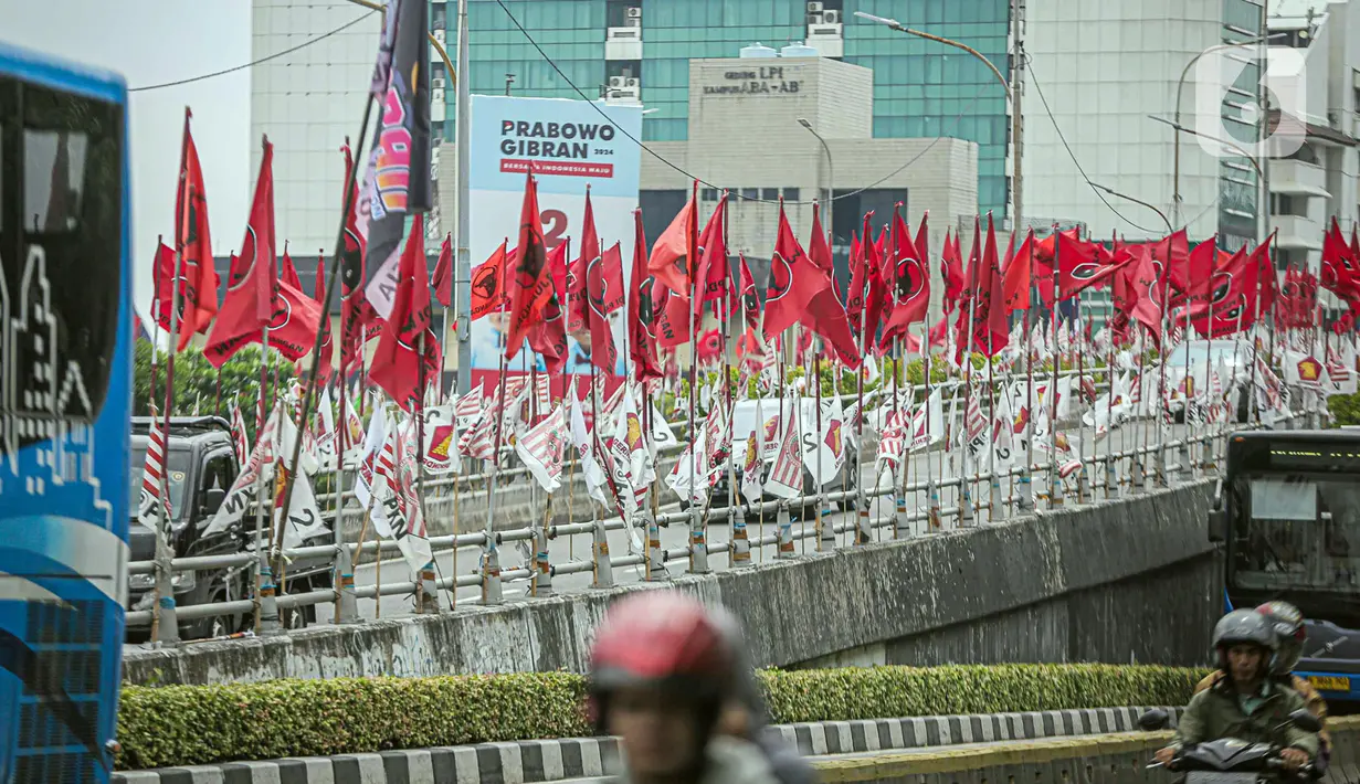 Bendera Partai Politik Bikin Kumuh Flyover di Jakarta - Foto Liputan6.com