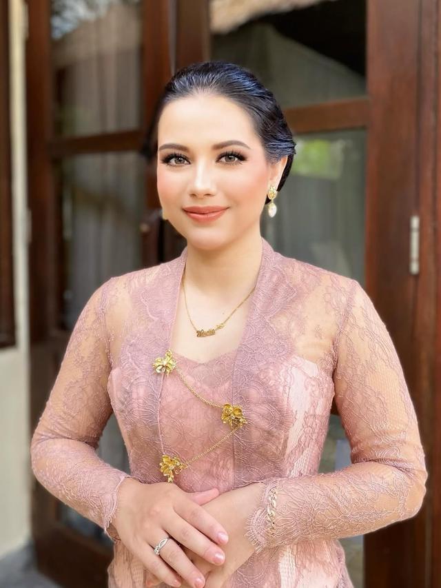 Potret Elodie Bouttier Adik Maxime, Cantik Berkebaya saat Pernikahan Luna Maya dan Sang Kakak