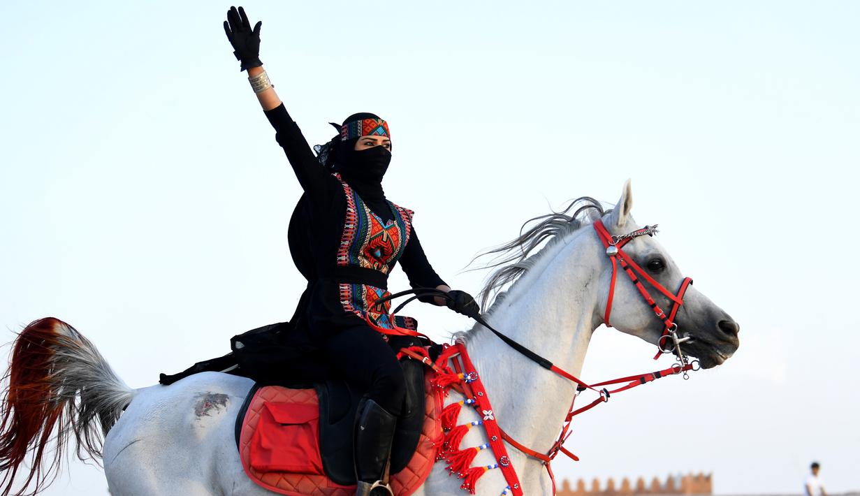 FOTO: Aksi Perempuan Arab Menunggang Kuda di Festival Souk Okaz - Foto ...