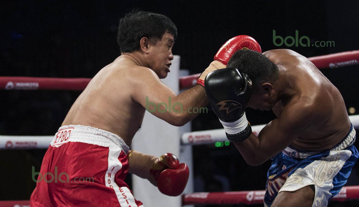 Aksi Comeback Petinju Legendaris Ellyas Pical di Atas Ring - Foto Bola.com