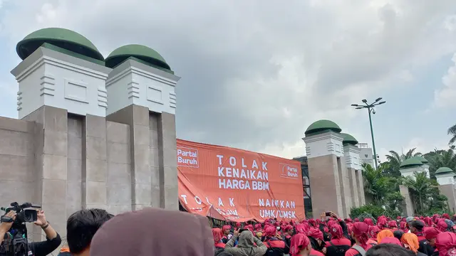 Potret Masa Buruh KSPI Ramai-Ramai Geruduk Gedung DPR RI Tolak Kenaikan BBM - News Liputan6.com