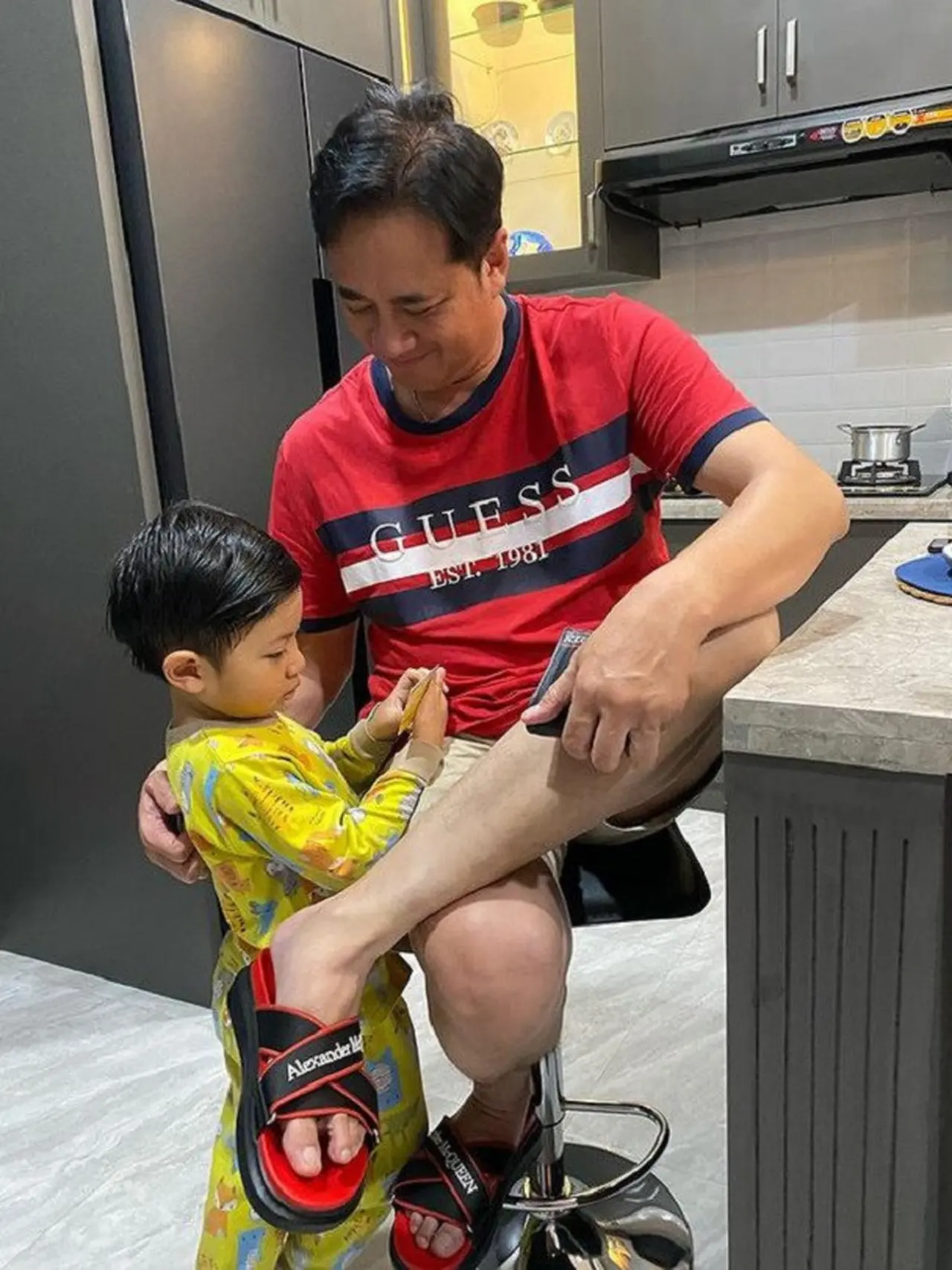 Beda Usia 15 Tahun, Ini 5 Potret Keluarga Ivan Fadilla Mantan Suami ...