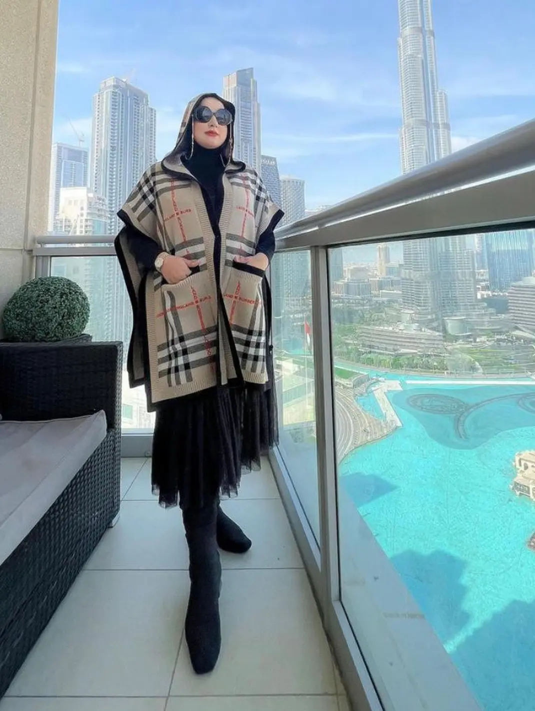 6 Potret Gaya Glamor Tasyi Athasyia Berpose dengan Latar Gedung ...