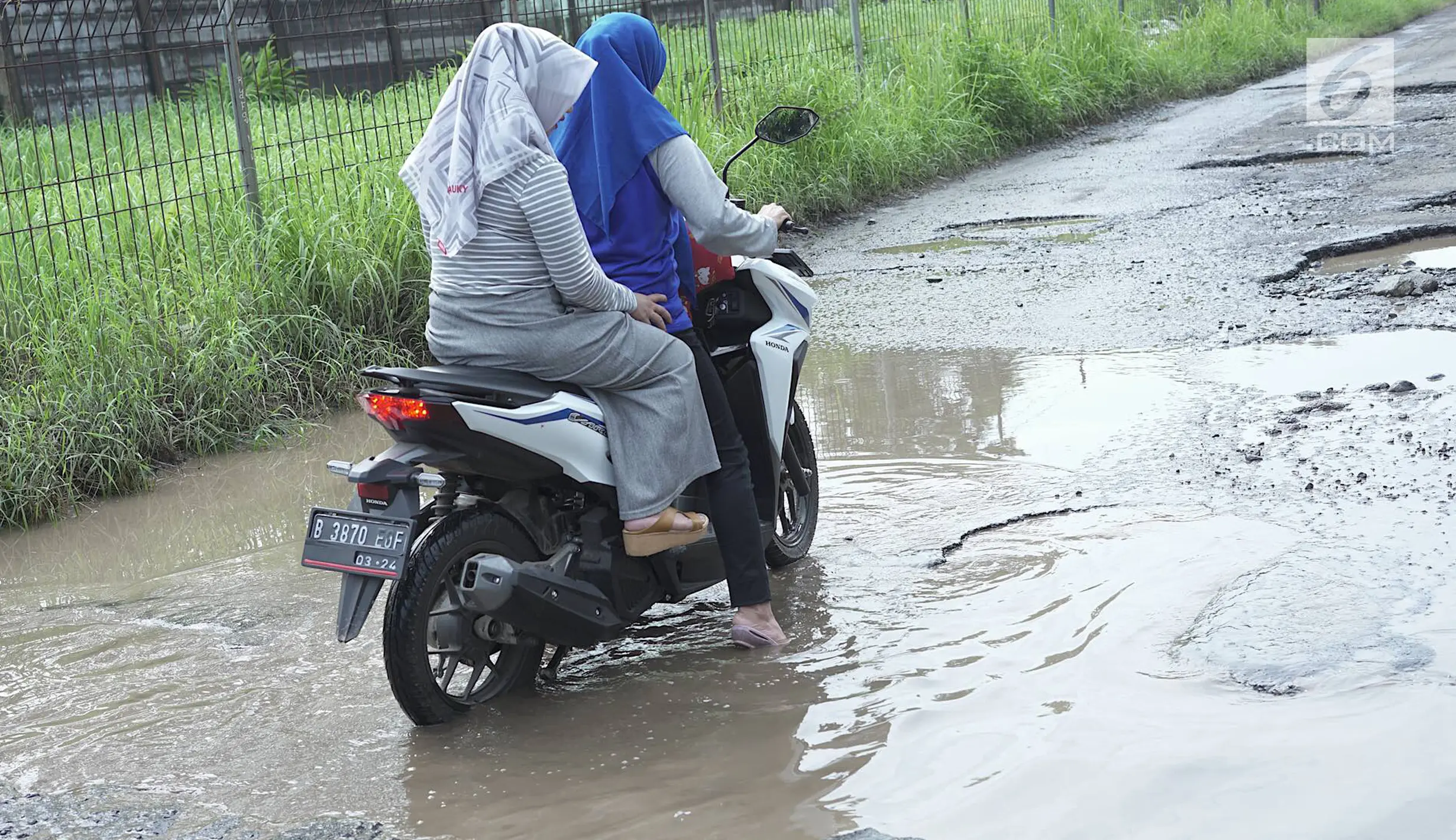 FOTO: Terus Diabaikan, Jalan Rusak Depok Ini jadi Kubangan Air - Foto ...
