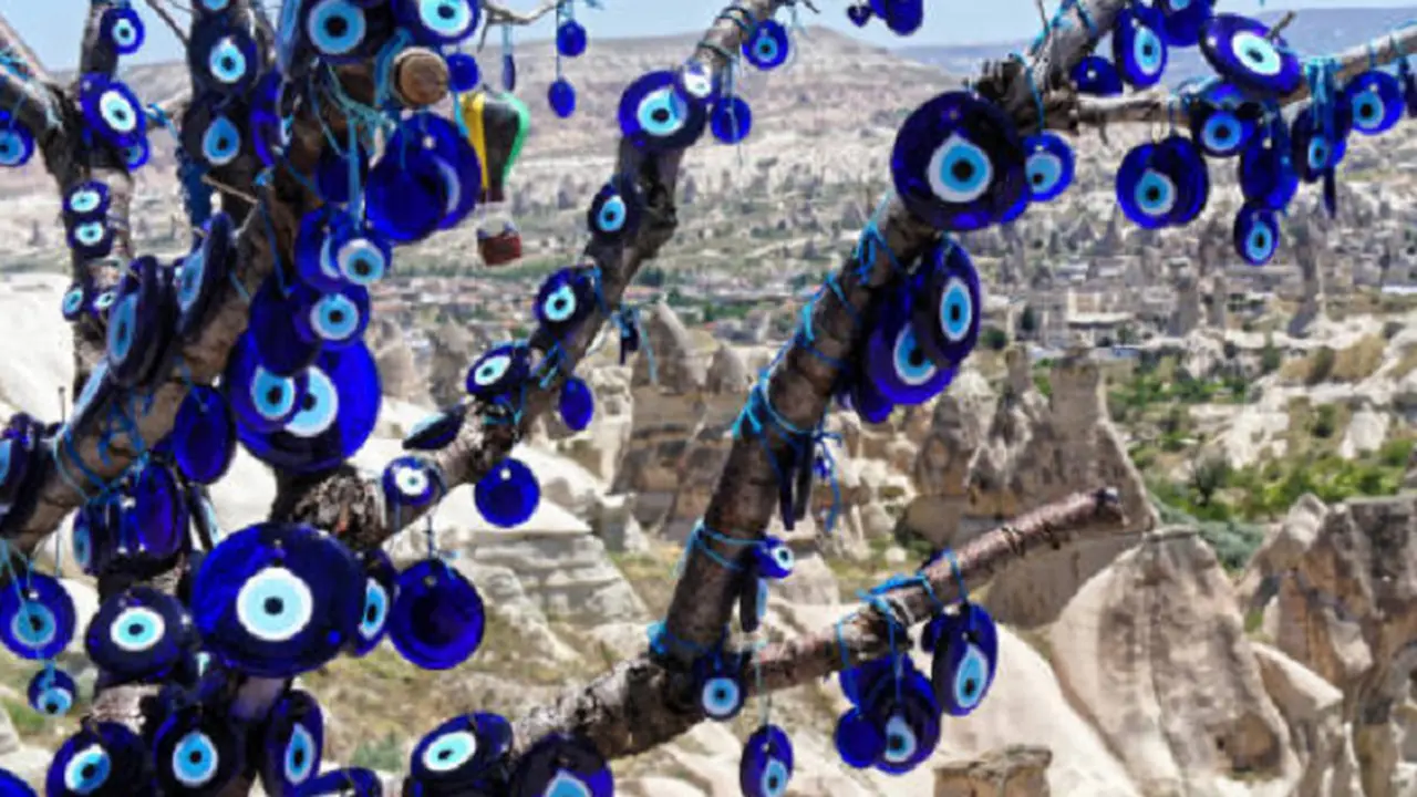 15 Jimat Keberuntungan dari Seluruh Dunia, Bisa Bawa Hoki? - Global ...