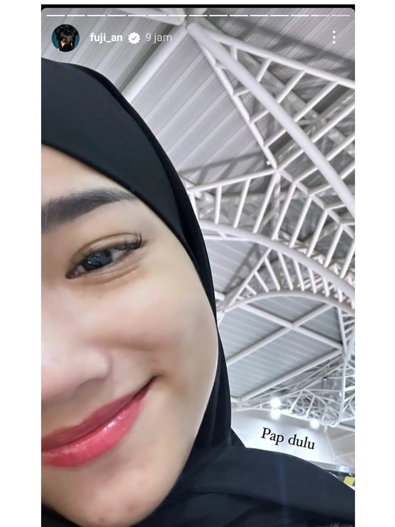 8 Momen Fuji dan Fadly Faisal Berangkat Umroh Bersama, Penampilan Curi ...