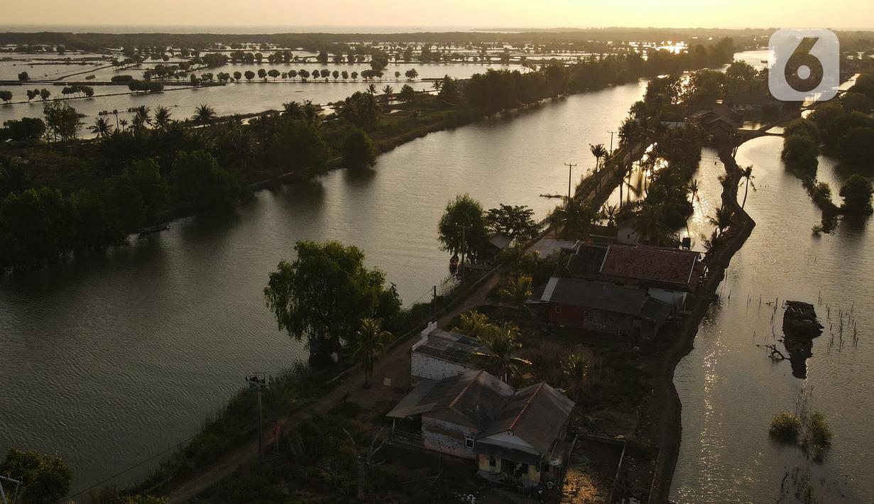 FOTO: Kenaikan Air Laut Pantai Bahagia Muara Gembong - Foto Liputan6.com