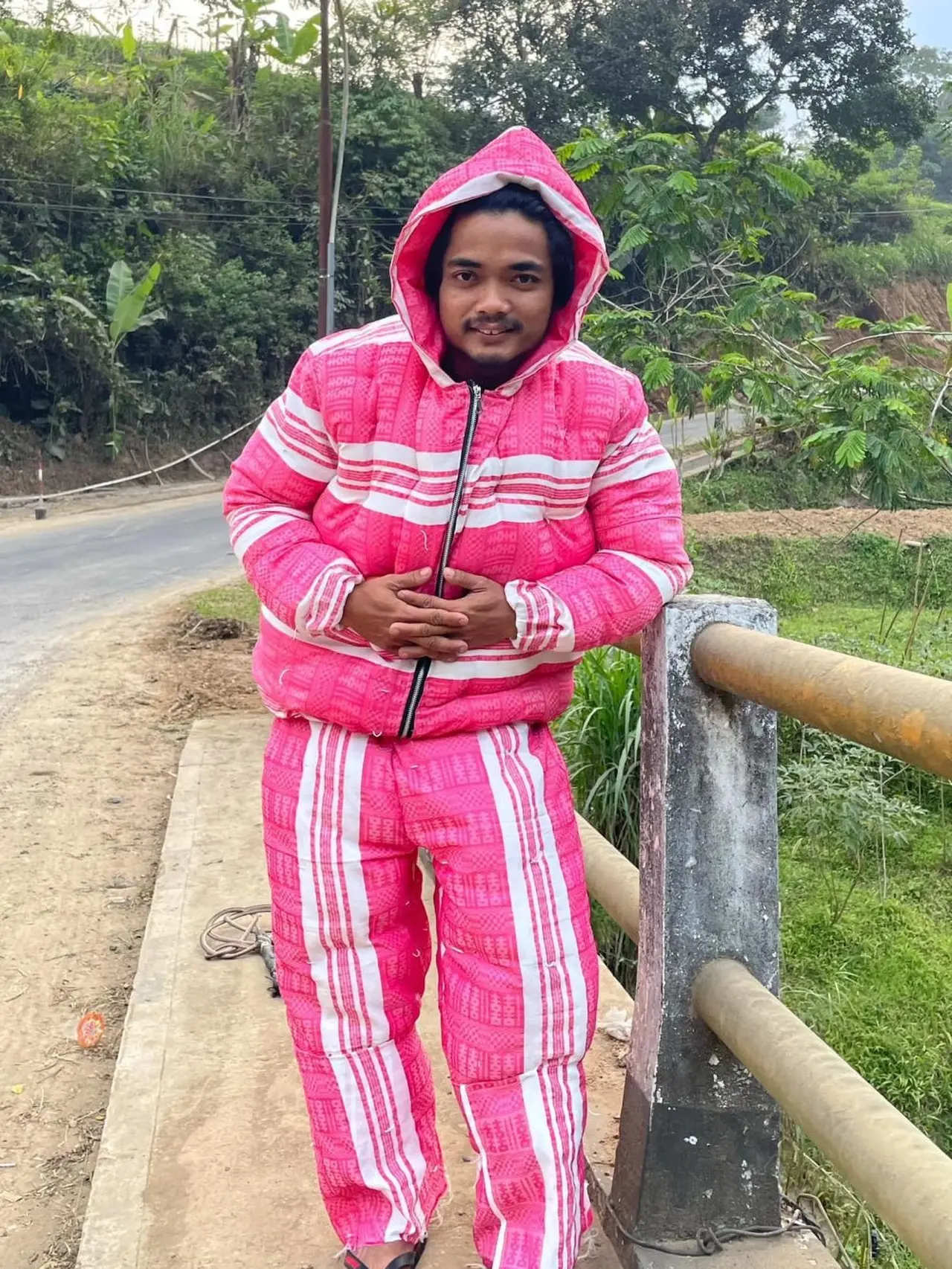 6 Outfit Nyeleneh Manfaatkan Benda Sekitar Ini Kocak, Salah Satunya ...