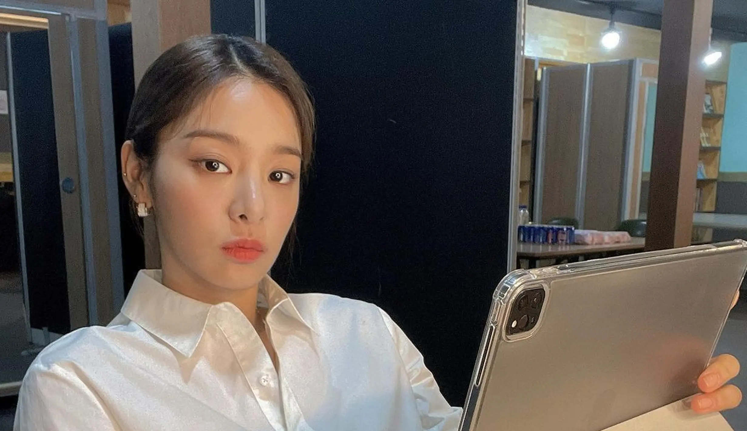 8 Inspirasi Outfit Kantoran Ala Seol In Ah yang Tampil Trendy dengan Blazer - Photo Fimela.com