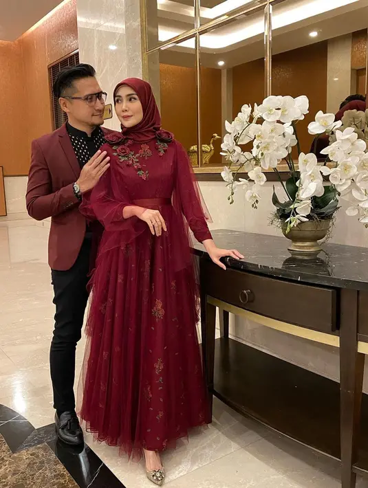 Minta Maaf ke Istri Usai Heboh Poligami, Potret Mesra Arie Untung dan ...
