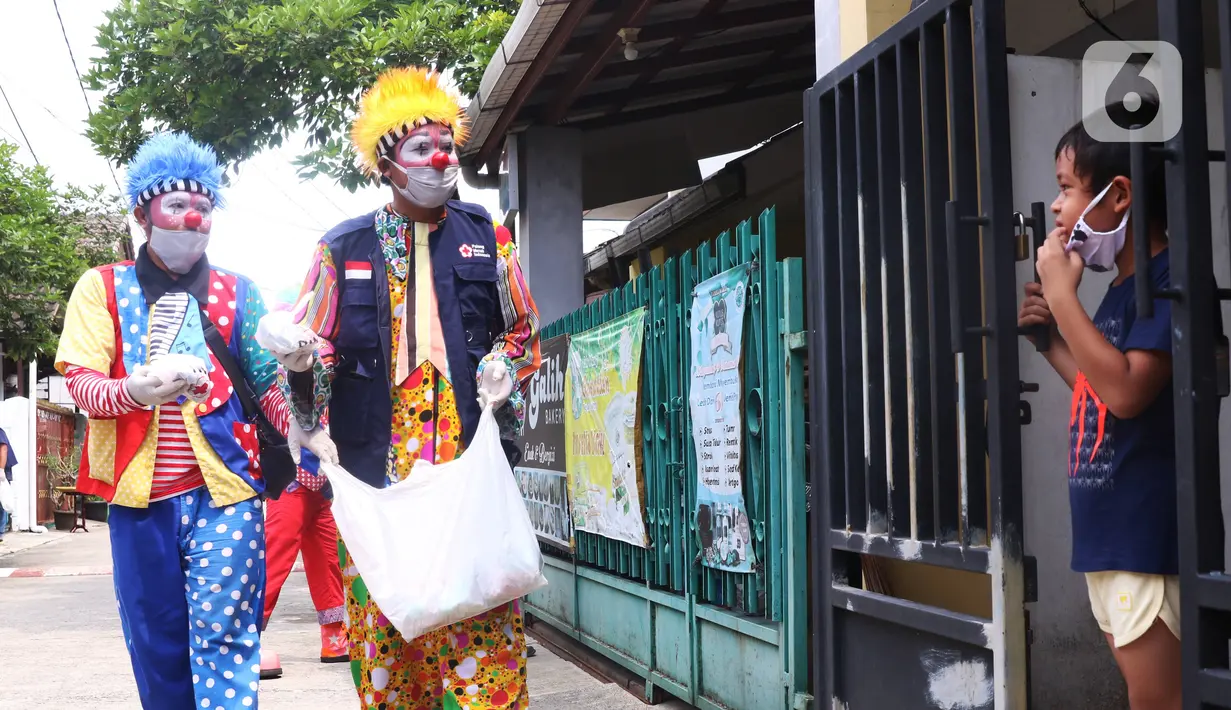 FOTO: Badut-Badut Lucu Bagikan Masker dan Sabun di Tangerang - Foto ...