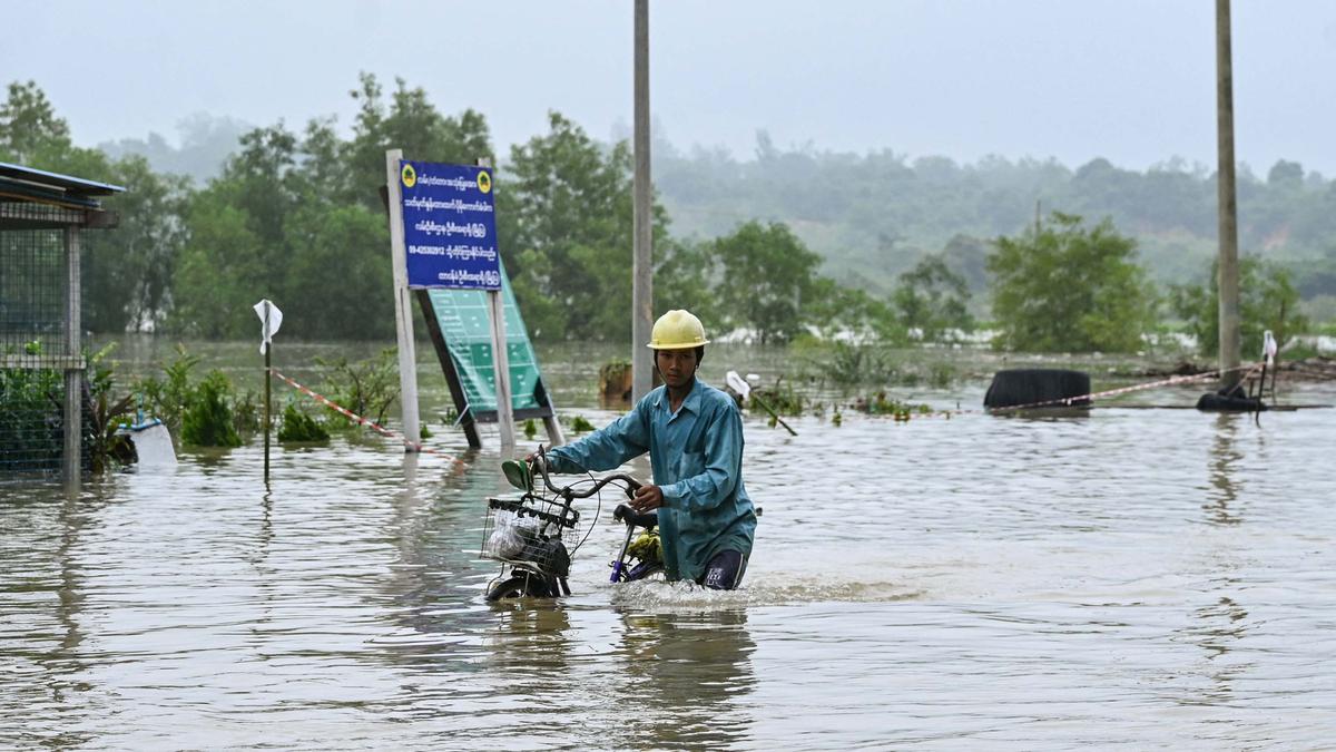 Curah Hujan Tinggi Banjir Genangi Kota Hpa Yar Gyi Myanmar Foto