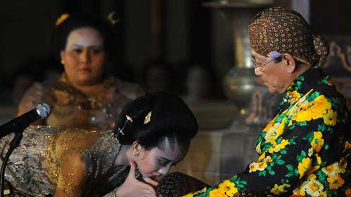 GKR Bendara Jalani Prosesi Tantingan - Foto Liputan6.com