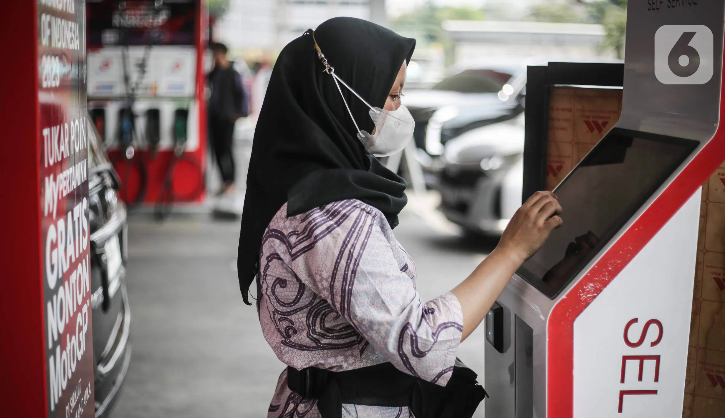 Peringati Hari Batik Nasional, Petugas SPBU ini Tampil Beda - Foto ...