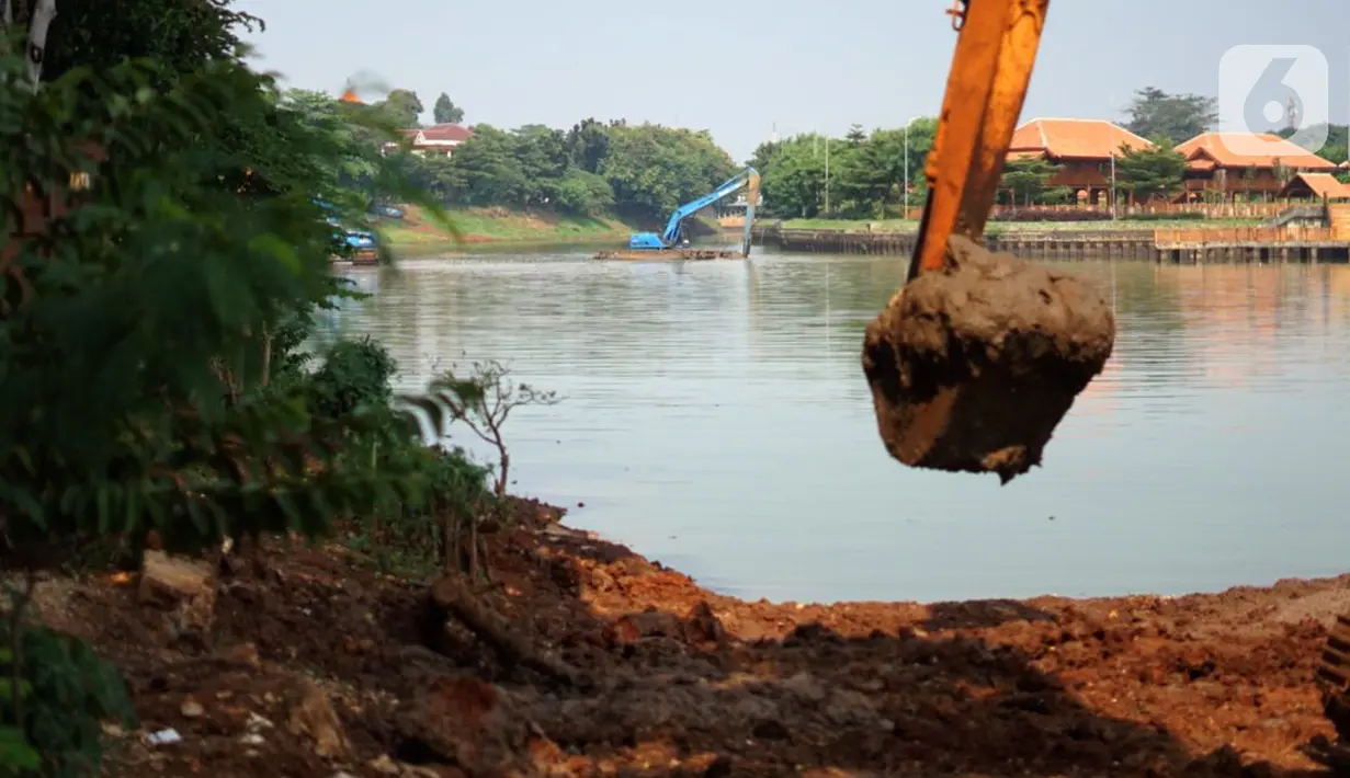 FOTO: Cegah Pendangkalan, Lumpur Setu Babakan Dikeruk - Foto Liputan6.com