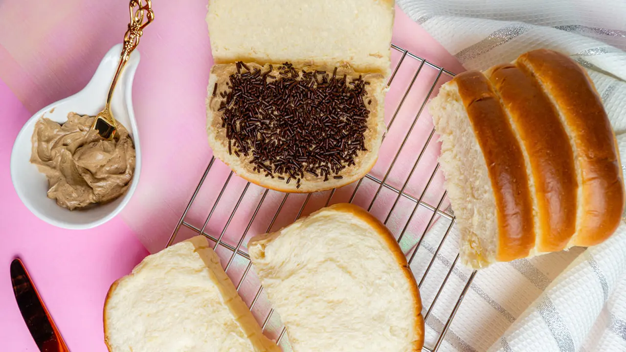 Roti Sisir Delicia Bakery Jogja, Oleh-oleh Manis dan Gurih yang Bisa ...