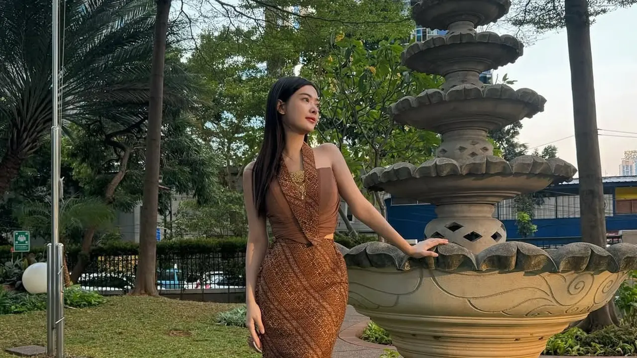 7 Inspirasi Model Kebaya Modern ala Dara Sarasvati, Bikin Penampilan Makin Anggun Berkelas - Hot ...