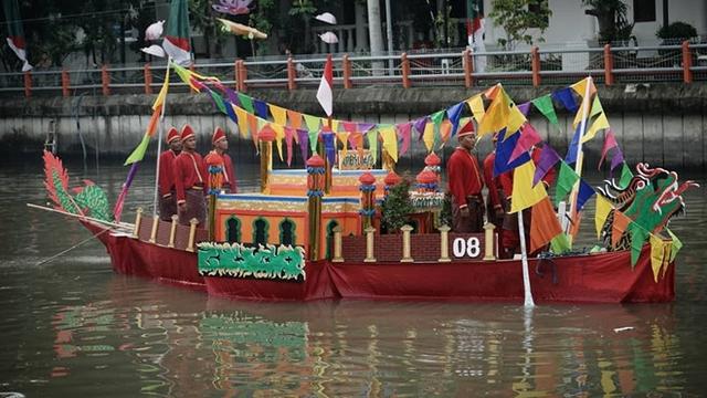 6 Potret Meriah Festival Perahu Nusantara dan Parade Sepeda Onthel di ...