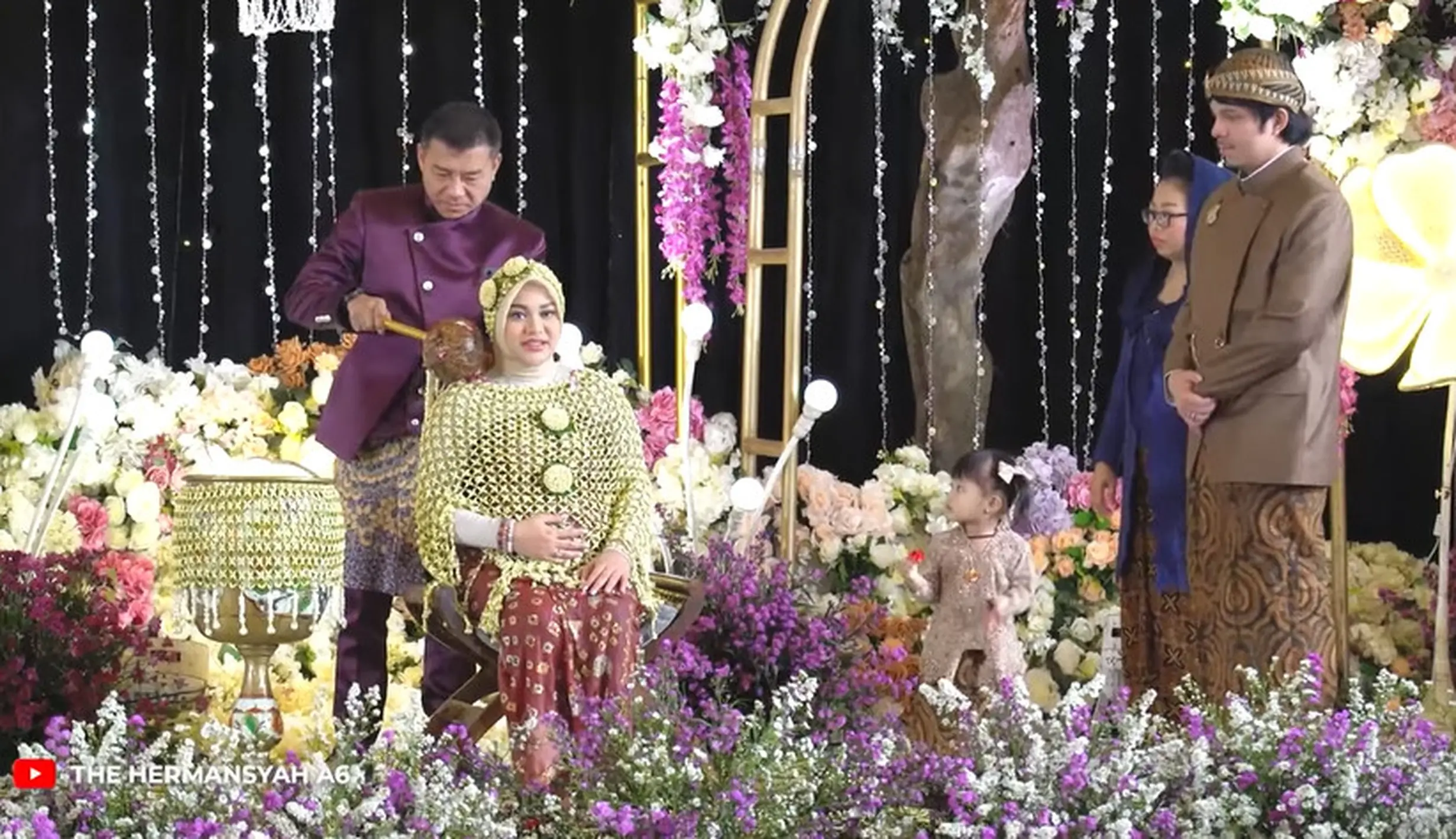 10 Potret Mitoni Aurel Hermansyah, Berikut Makna dari Tradisi ...