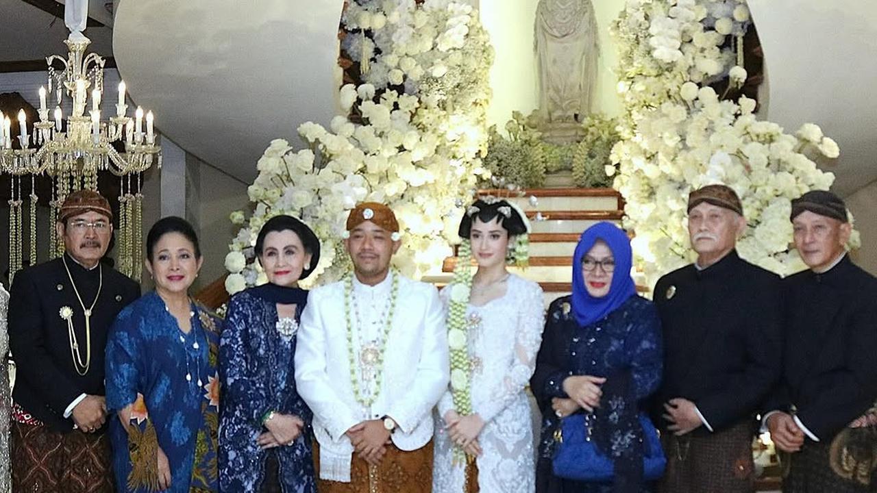 Potret Titiek Soeharto Hadiri Pernikahan Putra Ari Sigit, Kental Adat Jawa
