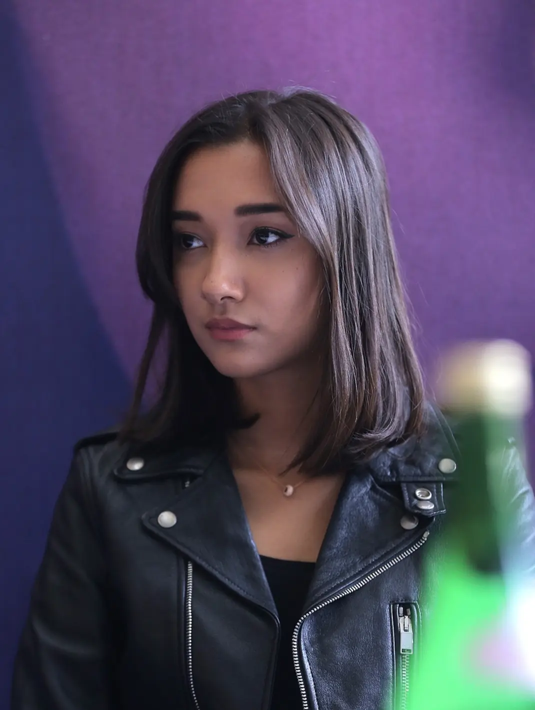 FOTO: Pesona Carissa Perusset Bergaya Tomboi dengan Jaket Kulit - Foto ...