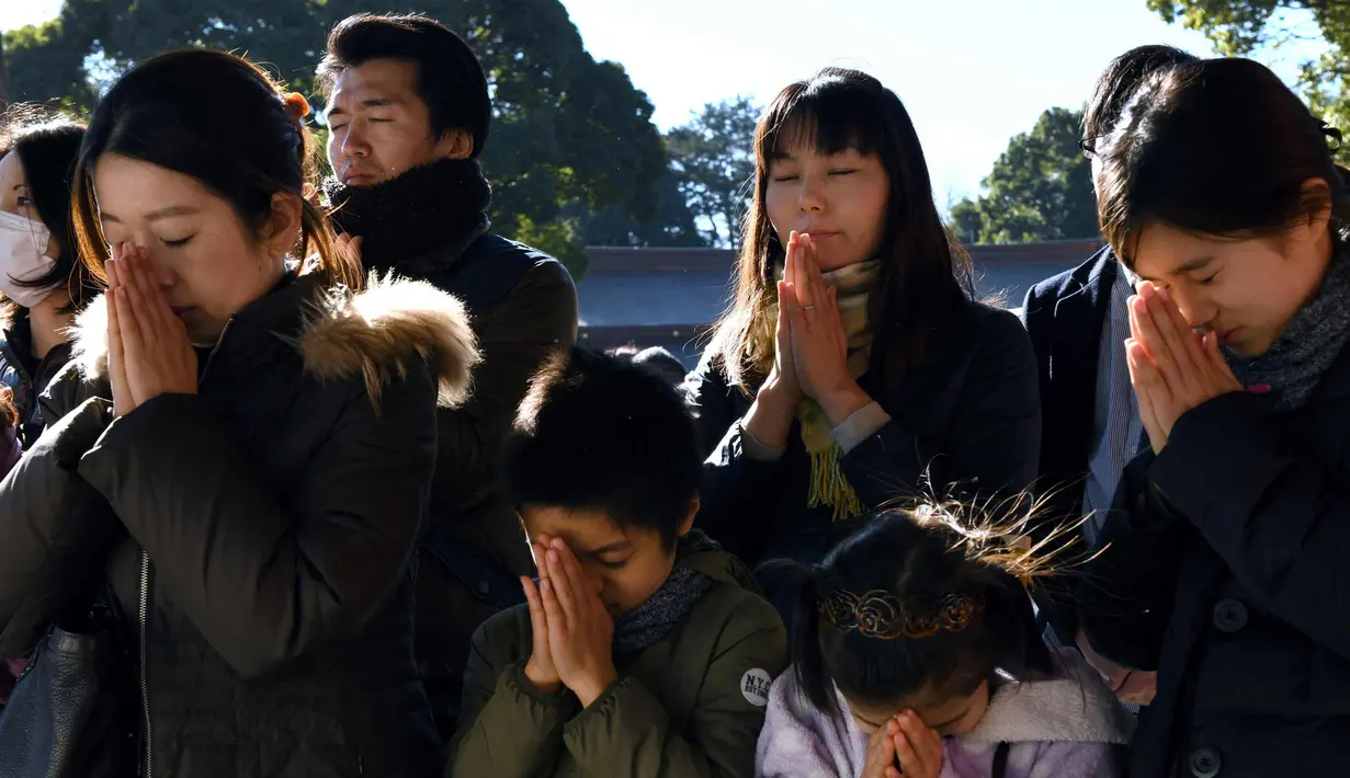 FOTO: Awali Tahun 2018, Jutaan Warga Jepang Berdoa di Kuil - Foto Liputan6.com