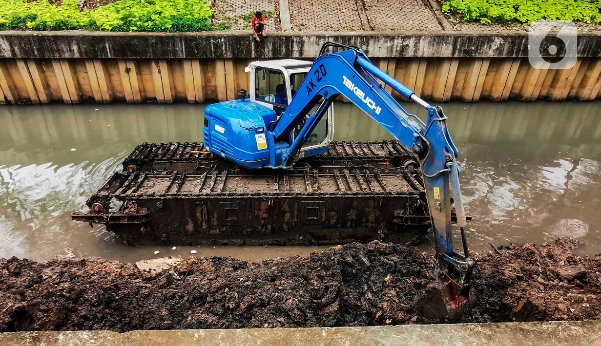 FOTO: Pengerukan Lumpur Aliran Kali Grogol untuk Antisipasi Banjir - Foto Liputan6.com