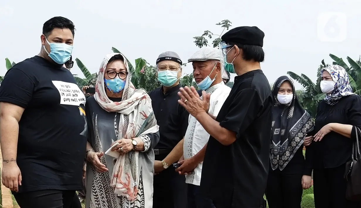 FOTO: Ketegaran Ivan Gunawan Saat Pemakaman Sang Ayah - Foto Liputan6.com