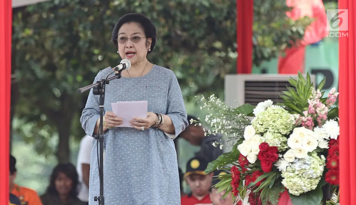 PHOTO: Lantik 100 Personel, Megawati Tutup Pelatihan Baguna PDIP - Foto ...