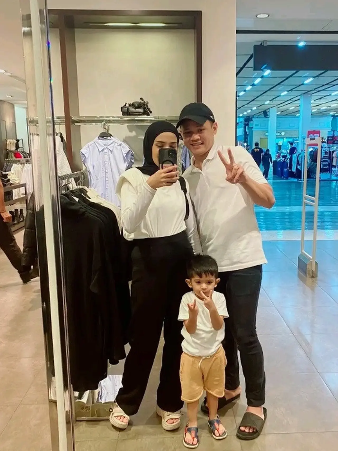 5 Potret Nadya Mustika dan Suami Usai Menikah, Tampak Kaku dan Malu ...