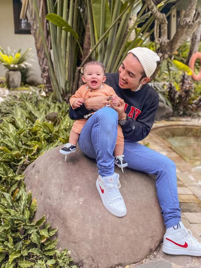 7 Potret Komo Ricky dan Istri Jalani Ramadhan Bersama Buah Hati - Hot ...