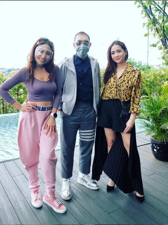 10 Potret Kedekatan Bos TV Otis Hahijary dengan Artis Papan Atas, Akrab Banget - Hot Liputan6.com