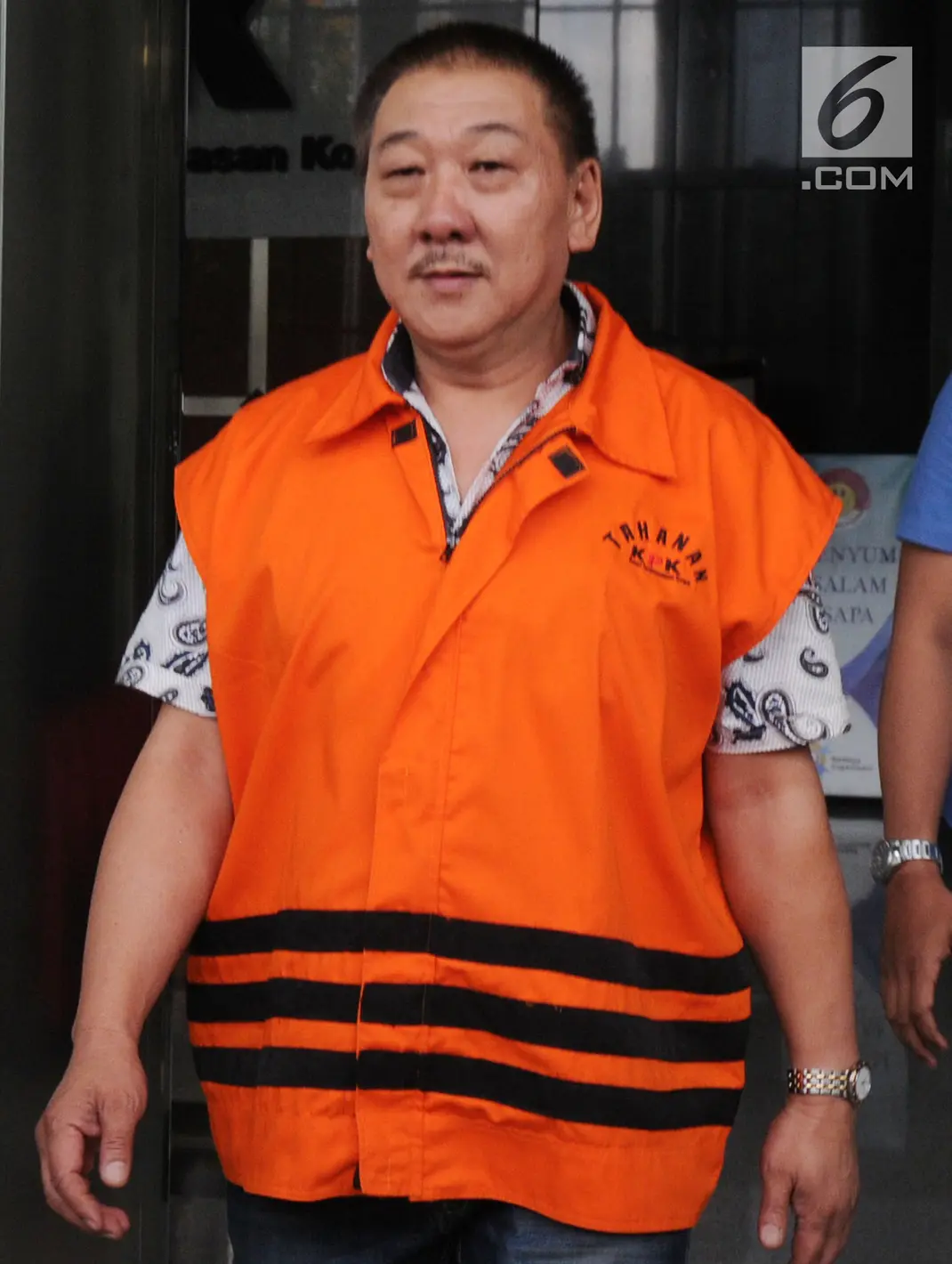 FOTO: Usai Diperiksa KPK, Begini Ekspresi Penyuap Bupati Ngada - Foto Liputan6.com