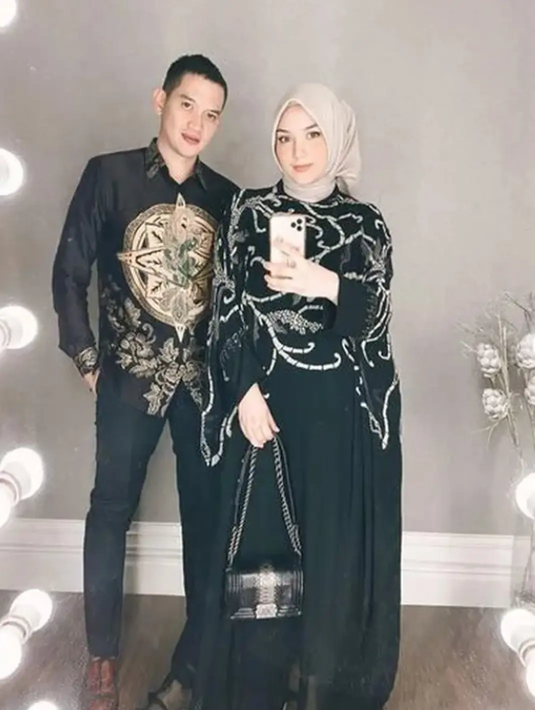 10 Inspirasi Baju Batik Couple Artis, Elegan dan Harmonis - Photo ...
