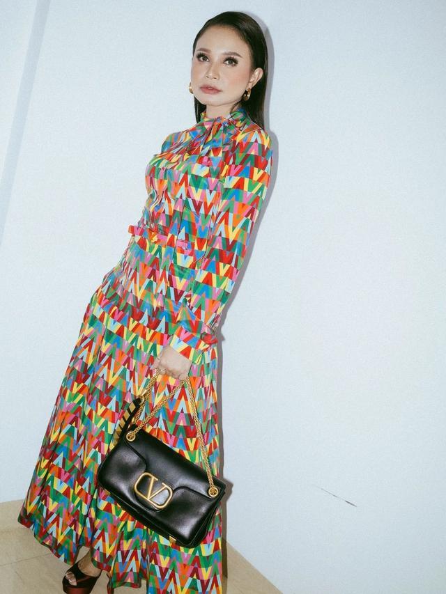 8 Penampilan Awet Muda Rossa Kenakan Outfit Berwarna Terang yang Bisa ...