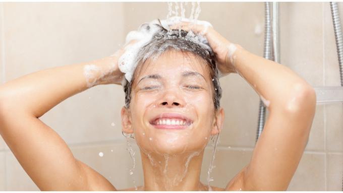 Mandi Pagi VS Mandi Malam Hari, Apa Manfaatnya? - Beauty Fimela.com