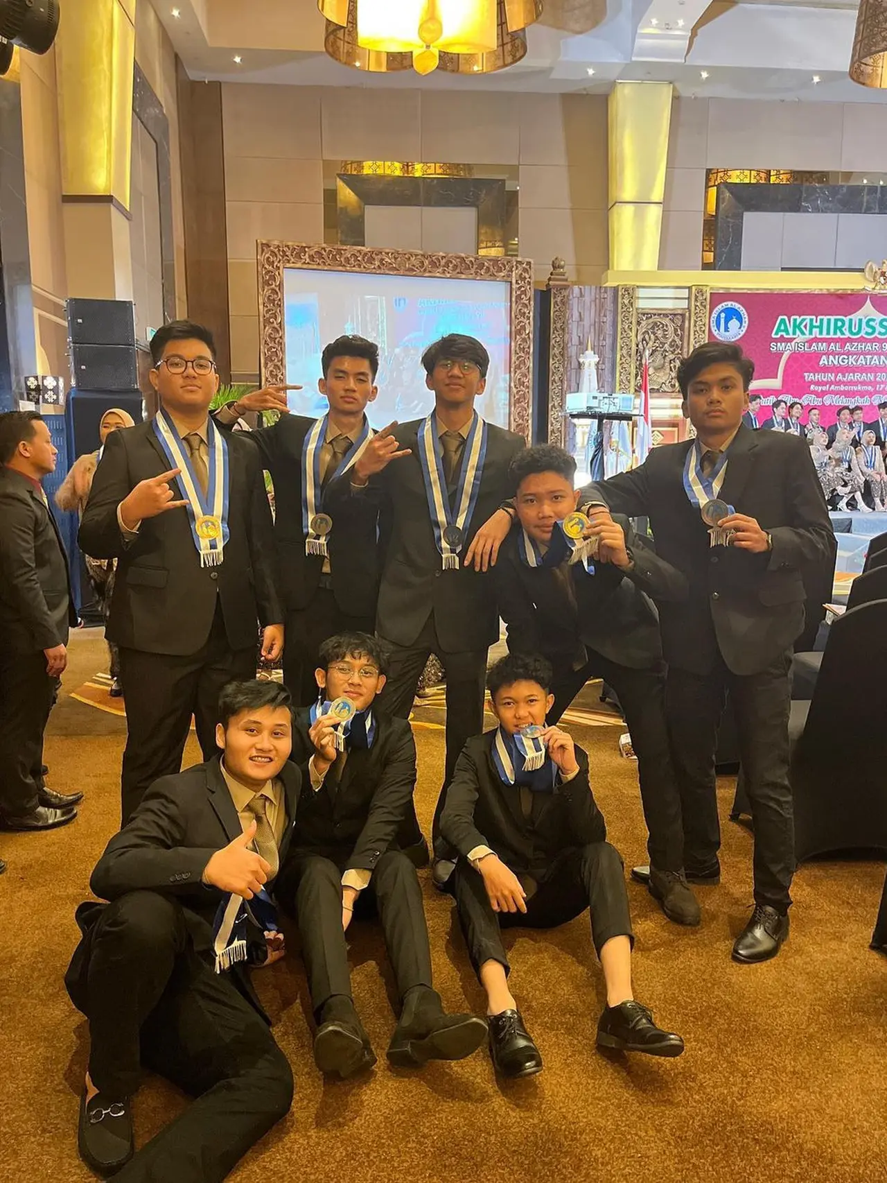 6 Momen Kelulusan Ayman Modjo Anak Duta Sheila On 7, Didampingi Gadis ...