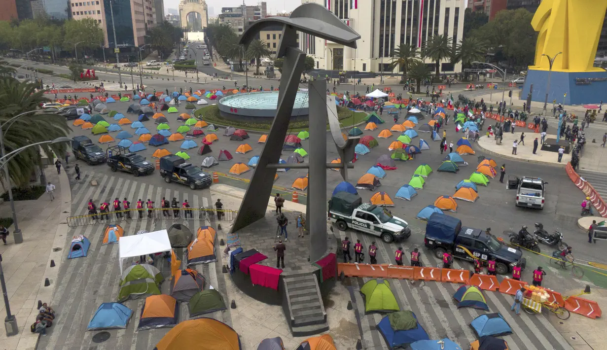 FOTO: Tuntut Presiden Meksiko Mundur, Demonstran Berkemah di Jalan Raya ...