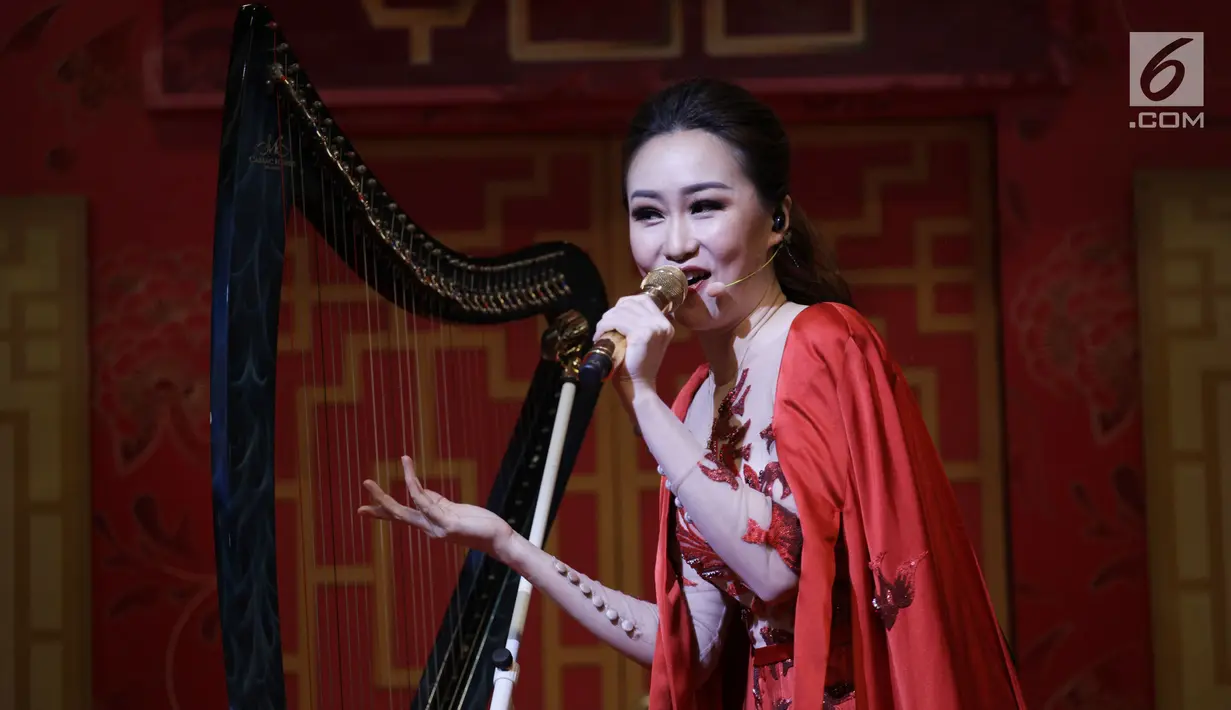 FOTO: Rayakan Imlek, Harpist Angela July Hibur Penonton - Foto Liputan6.com
