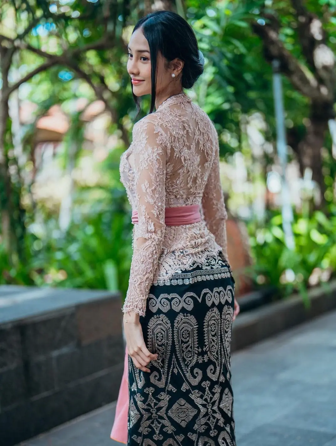 6 Pesona Anggun Khas Gadis Bali dari Anya Geraldine dalam Balutan Kebaya - Photo Fimela.com