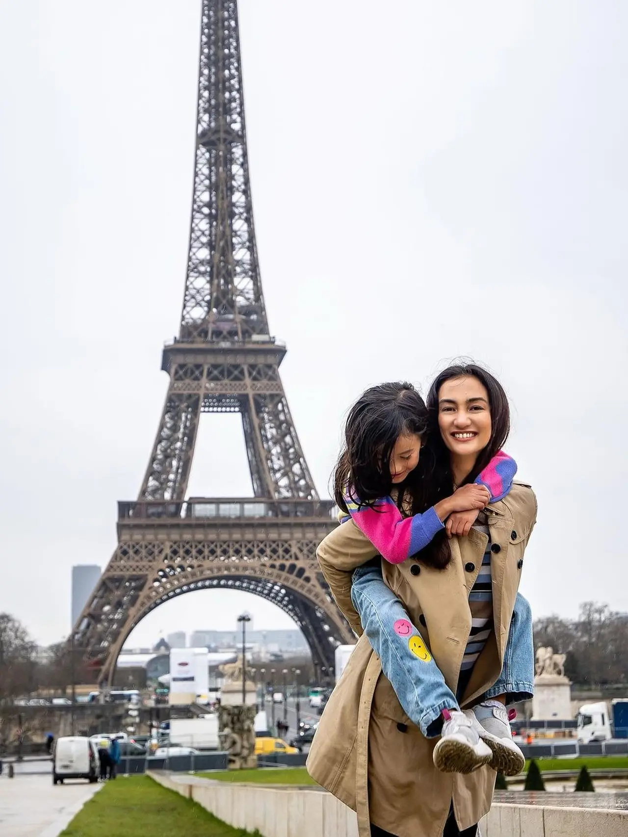 6 Potret Atiqah Hasiholan Liburan Berdua dengan Anak di Paris, Kompak ...