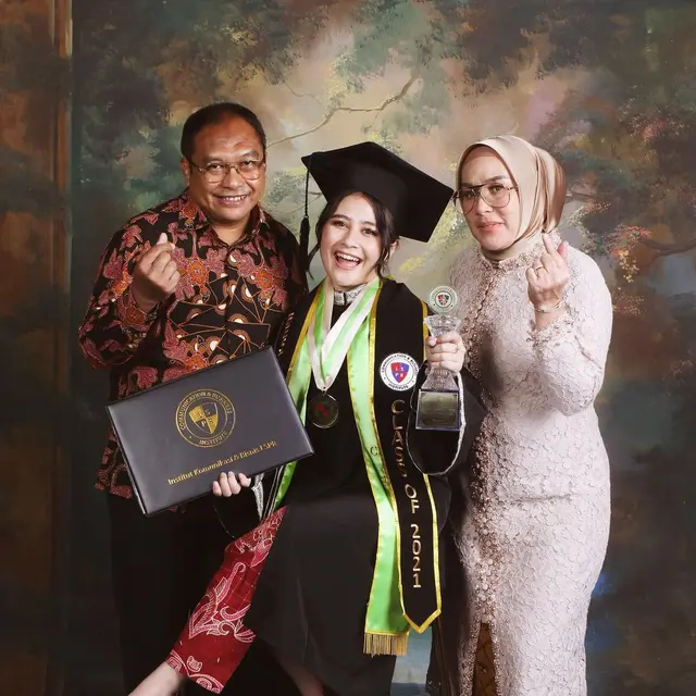 7 Prestasi Prilly Latuconsina yang Kini Jadi Dosen, Punya 1.000 Mahasiswa - Hot Liputan6.com