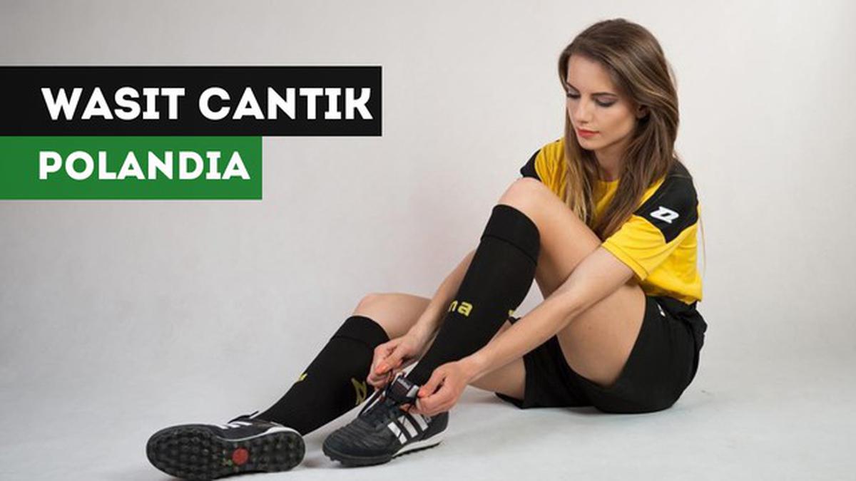 VIDEO: Wasit Cantik asal Polandia Ini Mendadak Viral - Dunia Bola.com