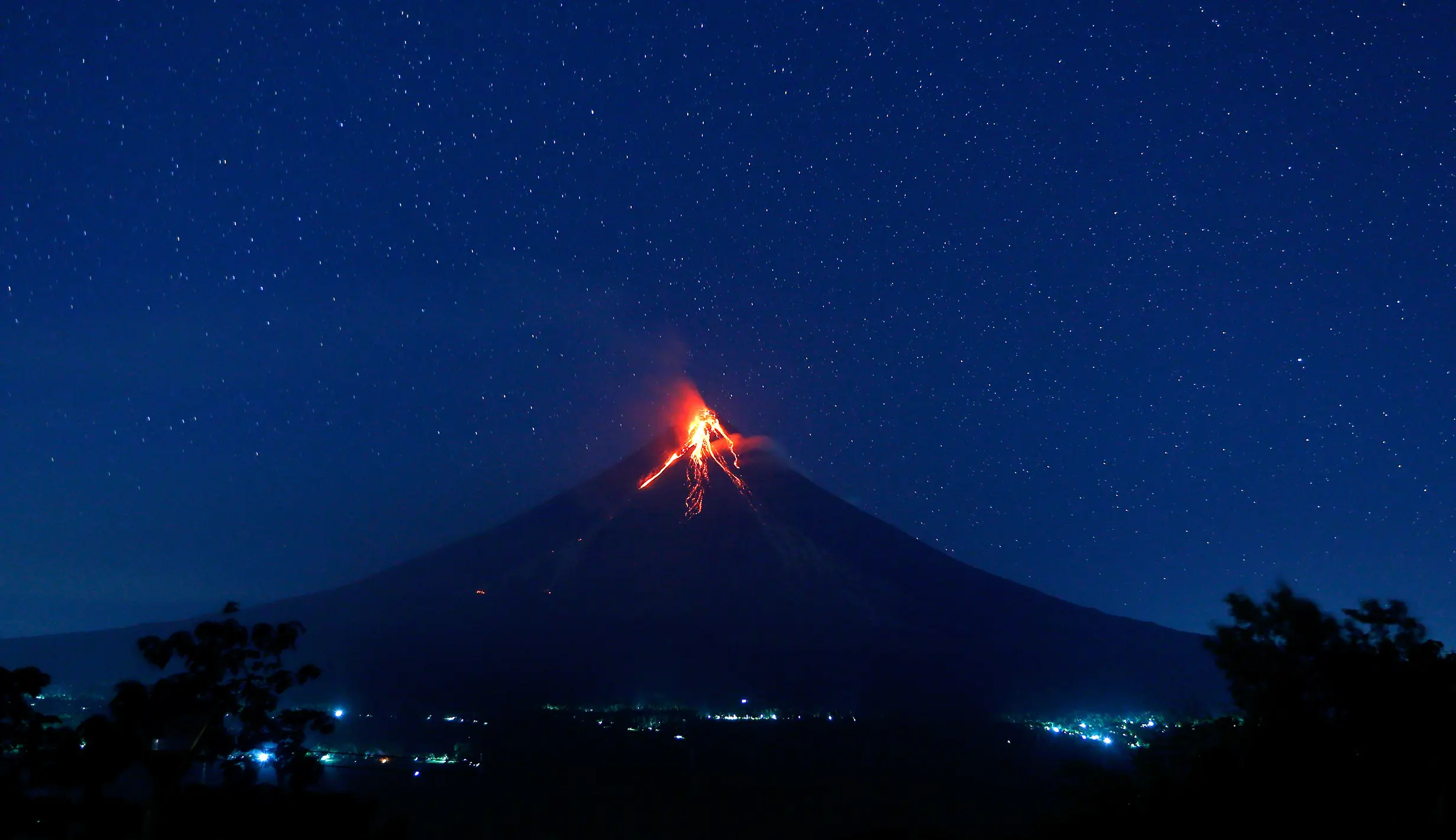 FOTO: Pemandangan Lava Panas di Puncak Gunung Mayon Filipina - Foto ...