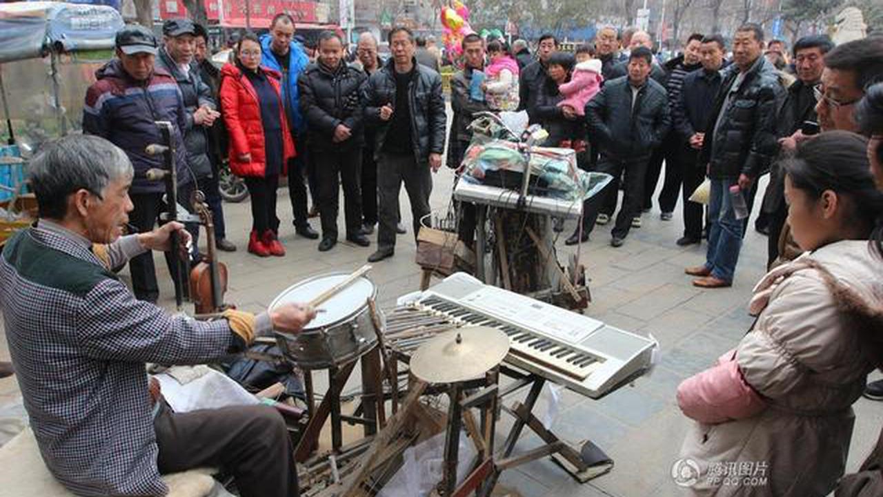 Hebat, Kakek Ini Bisa Mainkan 9 Alat Musik Secara Bersamaan!