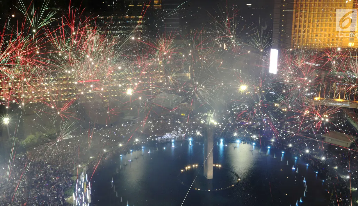 FOTO: Sambut Tahun Baru, Bundaran HI Jakarta Dihujani Kembang Api ...