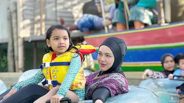 8 Potret Siti Nurhaliza Berenang Bareng Anak, Tetap Kenakan Hijab - Entertainment Fimela.com